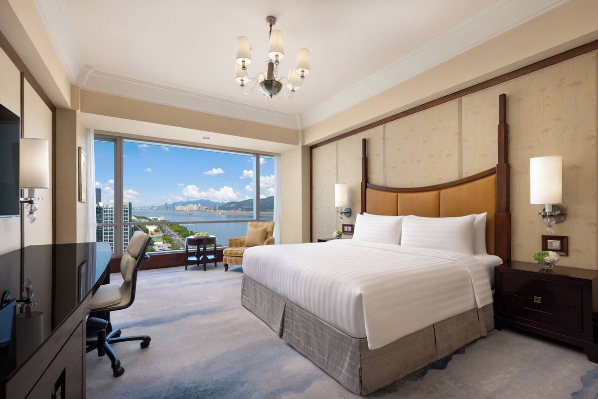 Quarto luxo, 1 cama King, vista para o rio | Frigobar, cofres nos quartos, escrivaninha, cortinas blackout