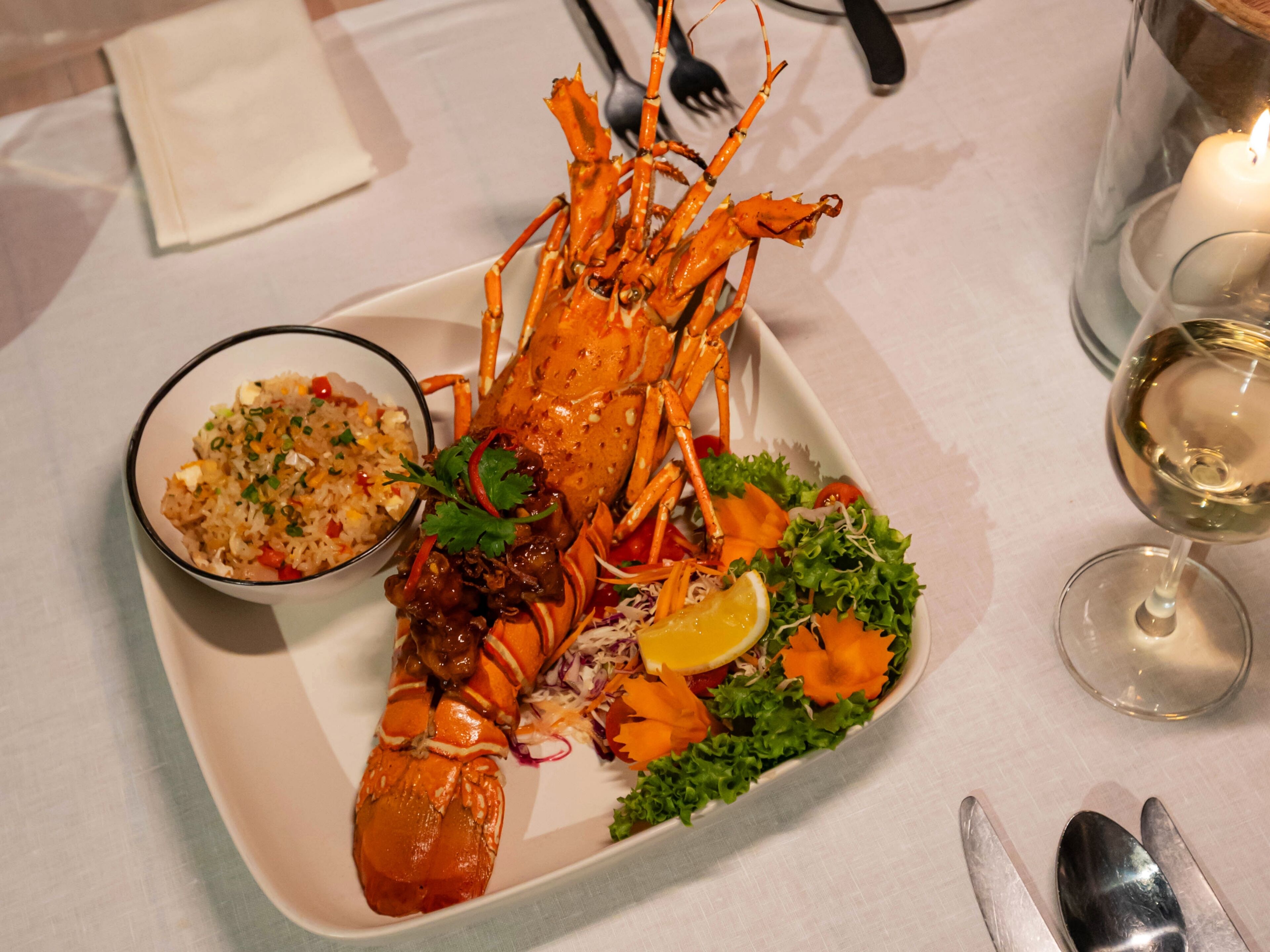 Prato de lagosta com salada e arroz.