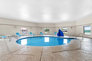 Piscina interior, da(s) 09:00 à(s) 22:00, espreguiçadeiras