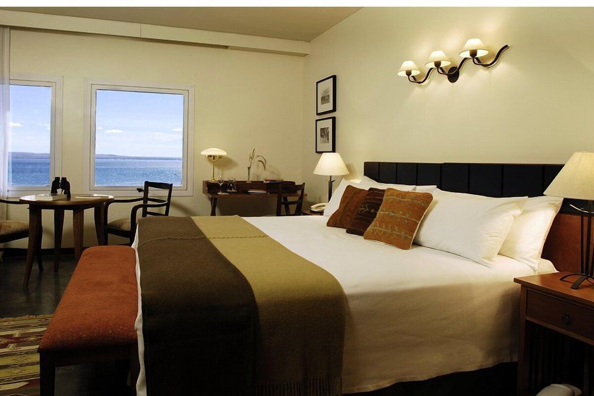 Quarto superior, vista para o oceano | Frigobar, cofres nos quartos, escrivaninha, cortinas blackout
