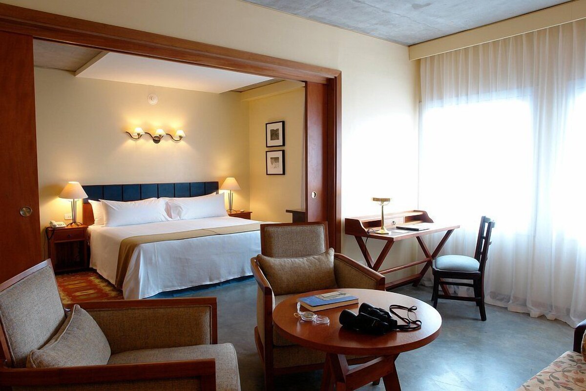 Suíte júnior, 1 cama King, vista para o mar | Frigobar, cofres nos quartos, escrivaninha, cortinas blackout