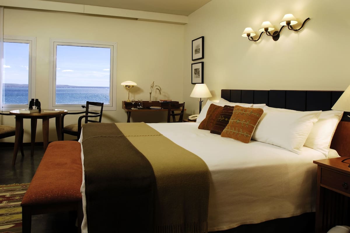 Quarto Superior, vista para o oceano | Minibar, cofre no quarto, secretária, cortinas/cortinados opacos 