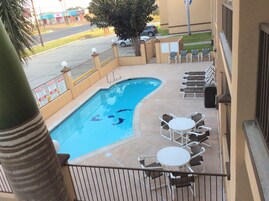 Piscina exterior, espreguiçadeiras