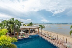 Na praia, espreguiçadeiras, caiaque 