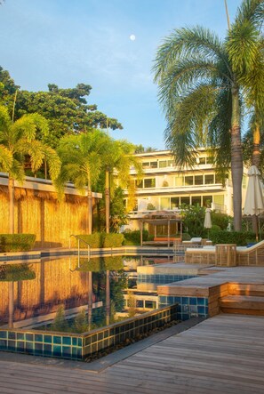 Piscina exterior, guarda-sóis, espreguiçadeiras 