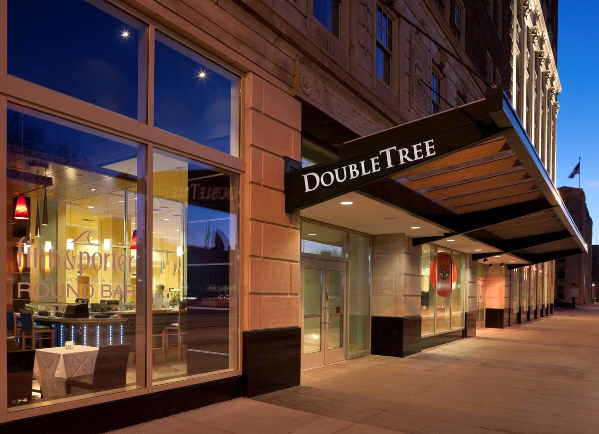 DoubleTree Suites by Hilton Hotel Detroit Downtown - Fort Shelby ...