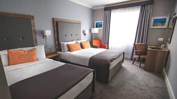 Quarto Familiar, 2 camas de casal | Cofre no quarto, secretária, roupa de cama fornecida