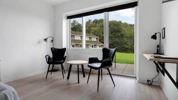 Quarto conforto, terraço | Área de estar | TV de tela plana 32 polegadas com canais digitais, TV