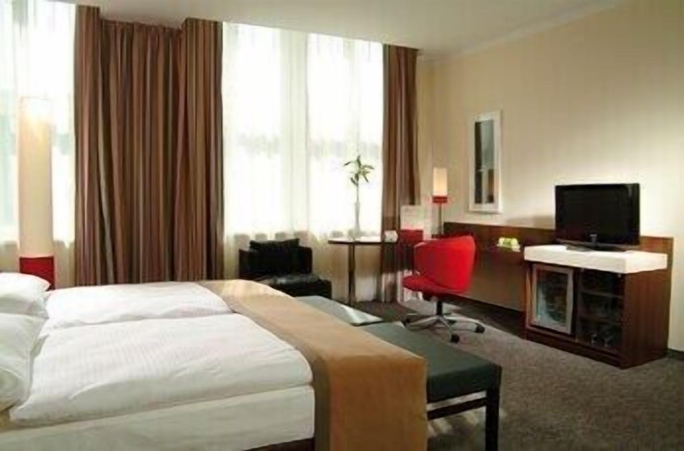 Cofre no quarto, secretária, cortinas/cortinados opacos 