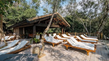 Bar à beira da piscina