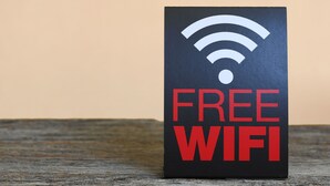 Um sinal com o símbolo de WiFi e a frase 'FREE WIFI'.
