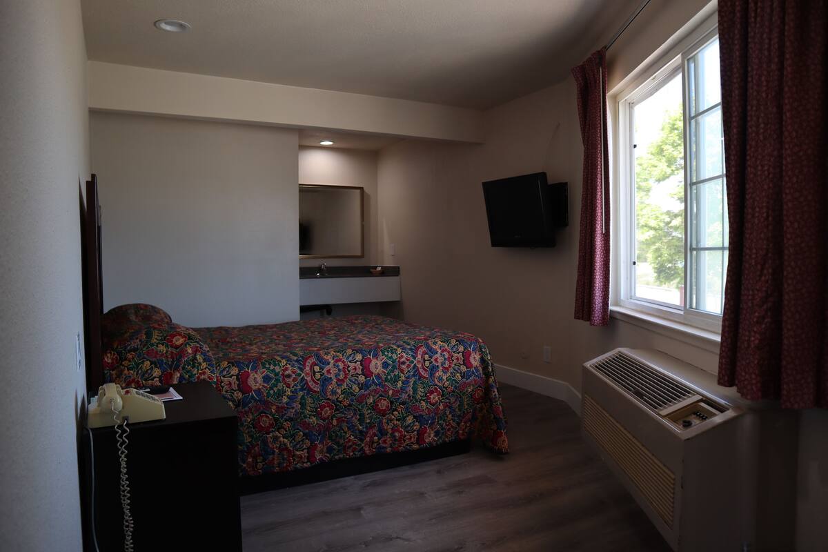Quarto Standard, 1 cama queen-size | Cofre no quarto, secretária, ferro/tábua de engomar, Wi-fi grátis