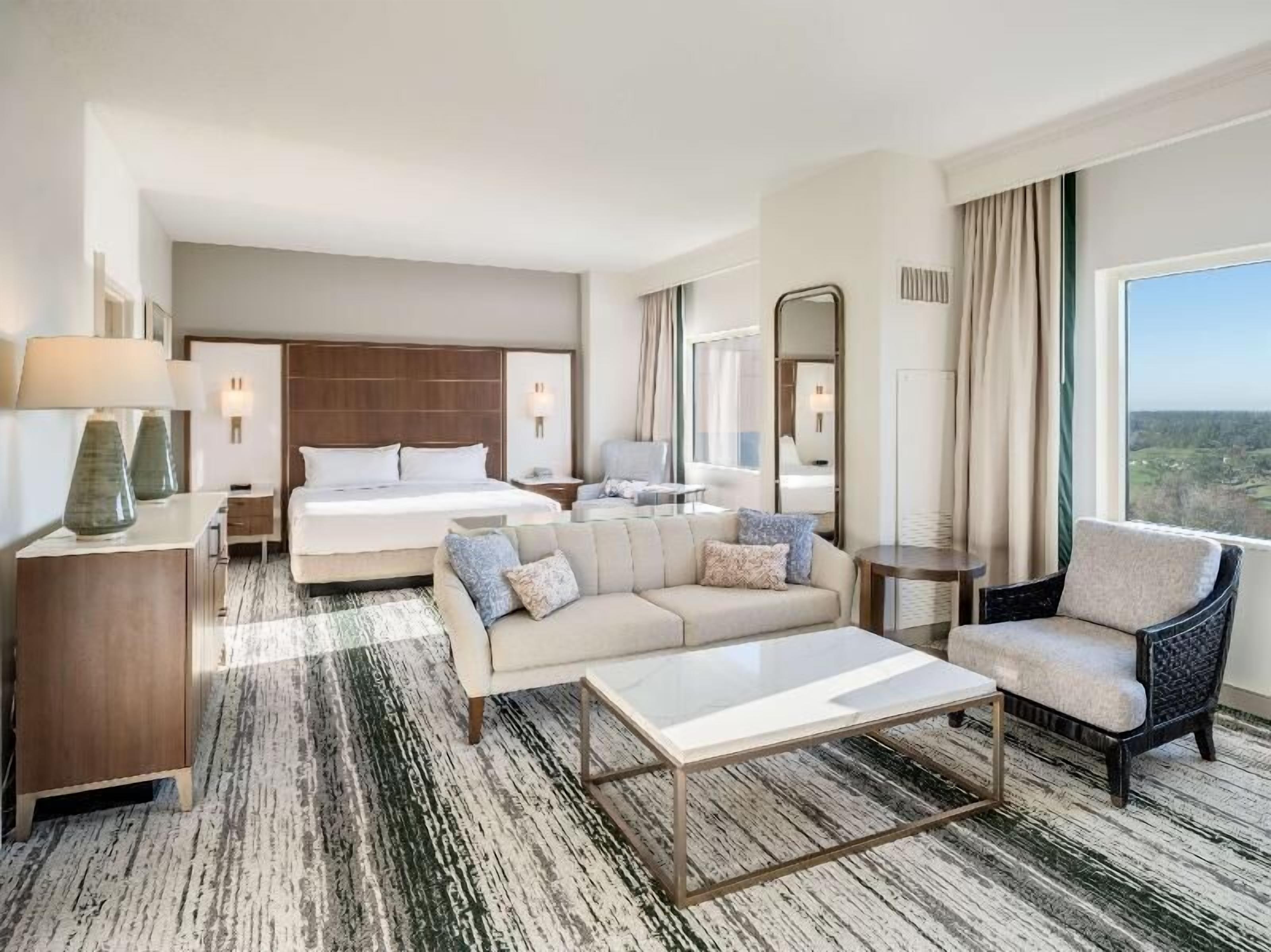 Roupas de cama premium, cofres nos quartos, escrivaninha