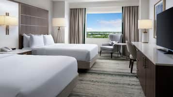 Room, 2 Queen Beds, Allergy Friendly | Roupas de cama premium, cofres nos quartos, escrivaninha