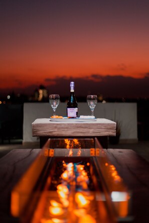 Terraço com espreguiçadeiras