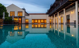 Piscina interna, piscina externa, espreguiçadeiras