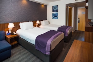 Quarto Standard, 2 camas individuais (with Free Hot Breakfast) | Secretária, cortinas/cortinados opacos, quartos insonorizados