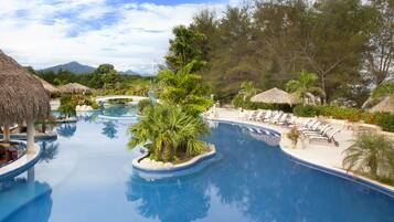 3 piscinas externas, funciona das 9h às 21h, guarda-sóis