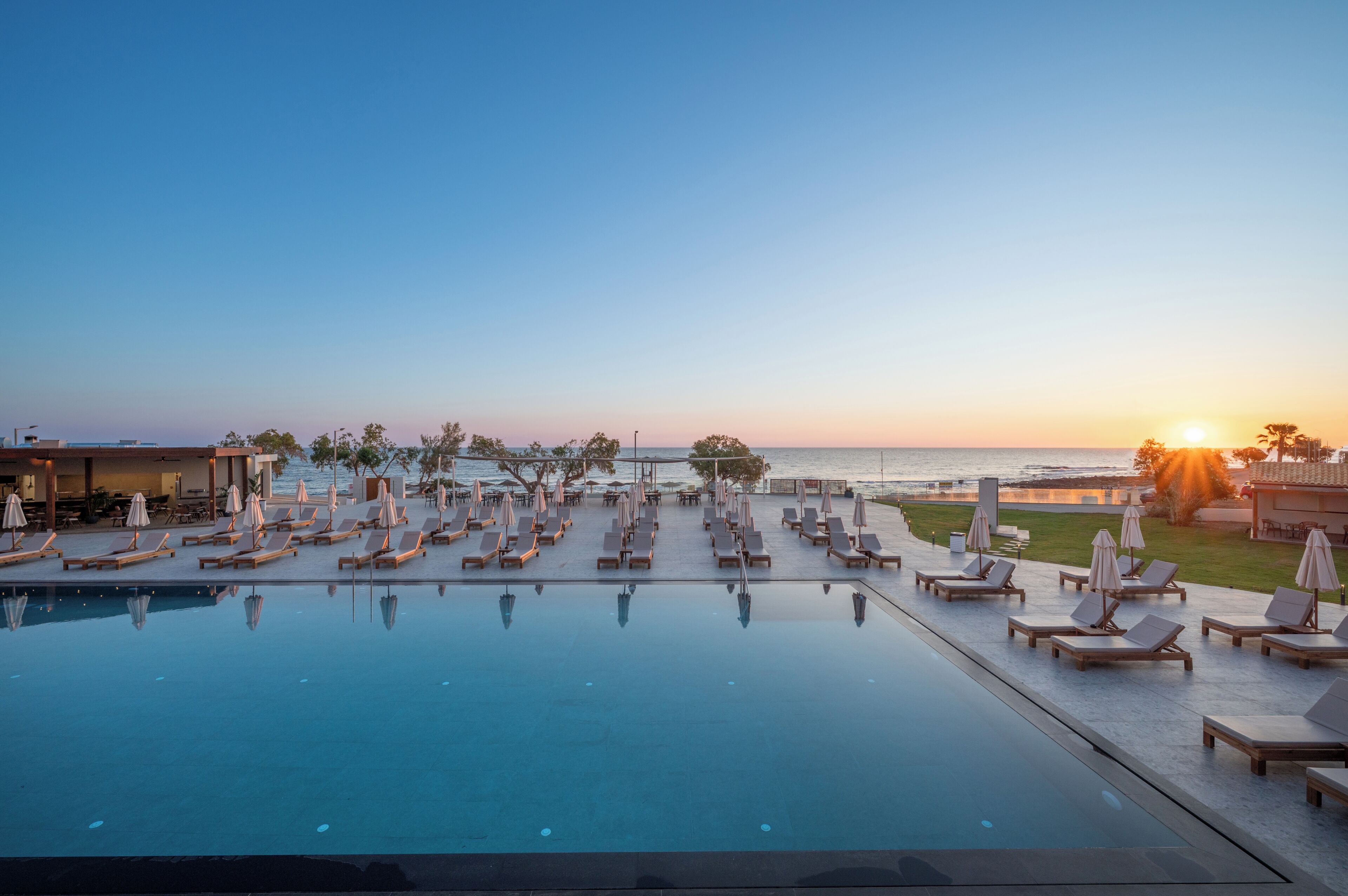 2 piscinas externas, funciona das 10h às 18h, guarda-sóis