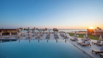 2 piscinas externas, funciona das 10h às 18h, guarda-sóis