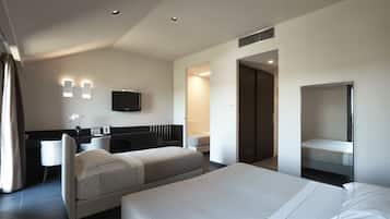 Roupa de alta qualidade, minibar, cofre com capacidade para portátil