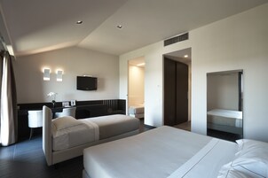 Roupa de alta qualidade, minibar, cofre com capacidade para portátil