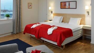 Secretária, ferro/tábua de engomar, internet com fios grátis