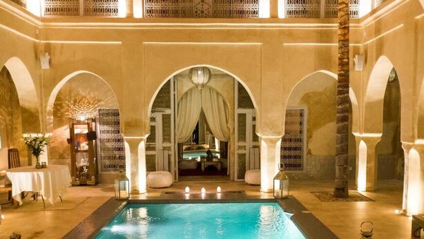 Piscina exterior, guarda-sóis, espreguiçadeiras