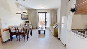 Apartamento Superior, 1 quarto | Sala de estar | Televisor de ecrã plano de 32 polegadas com canais digitais, televisor