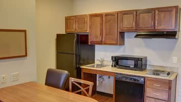 Suíte, 1 quarto | Cozinha privada | Geladeira grande, micro-ondas, cooktop, lava-louças