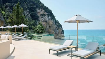 Piscina interna, 2 piscinas externas, guarda-sóis, espreguiçadeiras