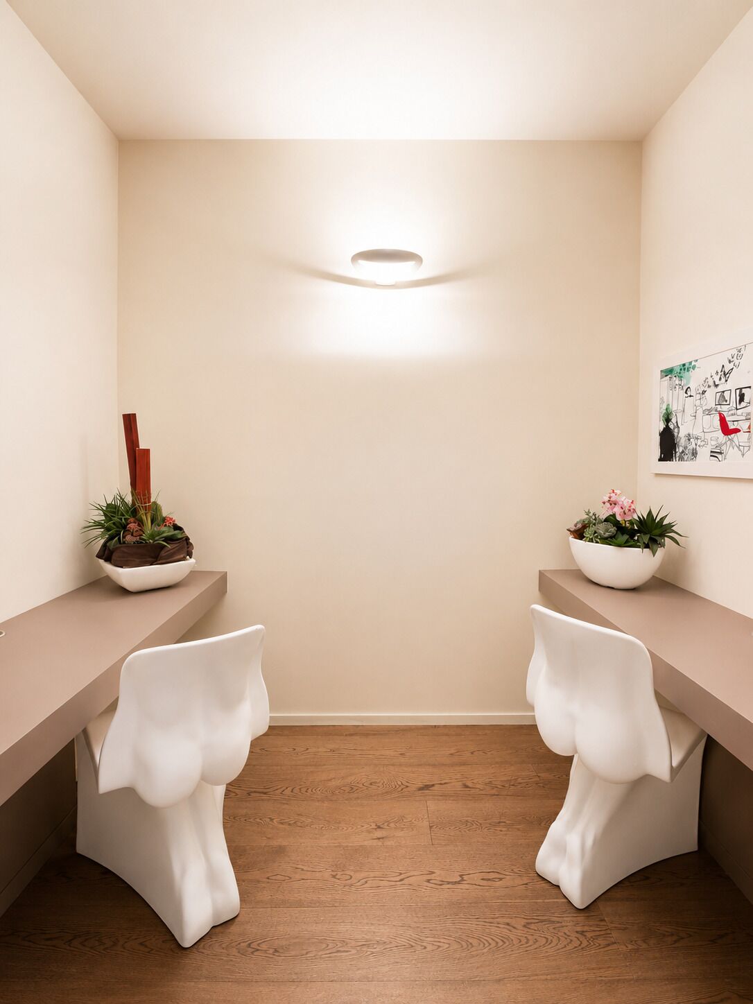 Quarto moderno e minimalista com duas cadeiras brancas, piso de madeira e uma luminária no teto.