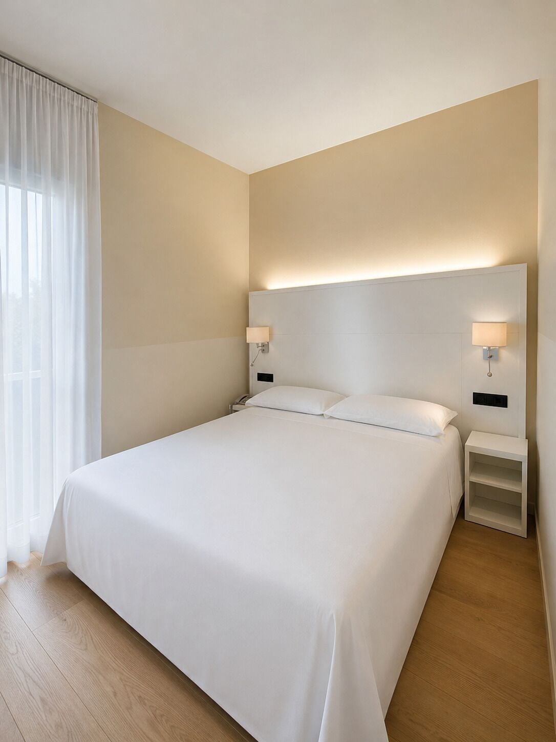 Roupa hipoalergénica, cofre no quarto, secretária 