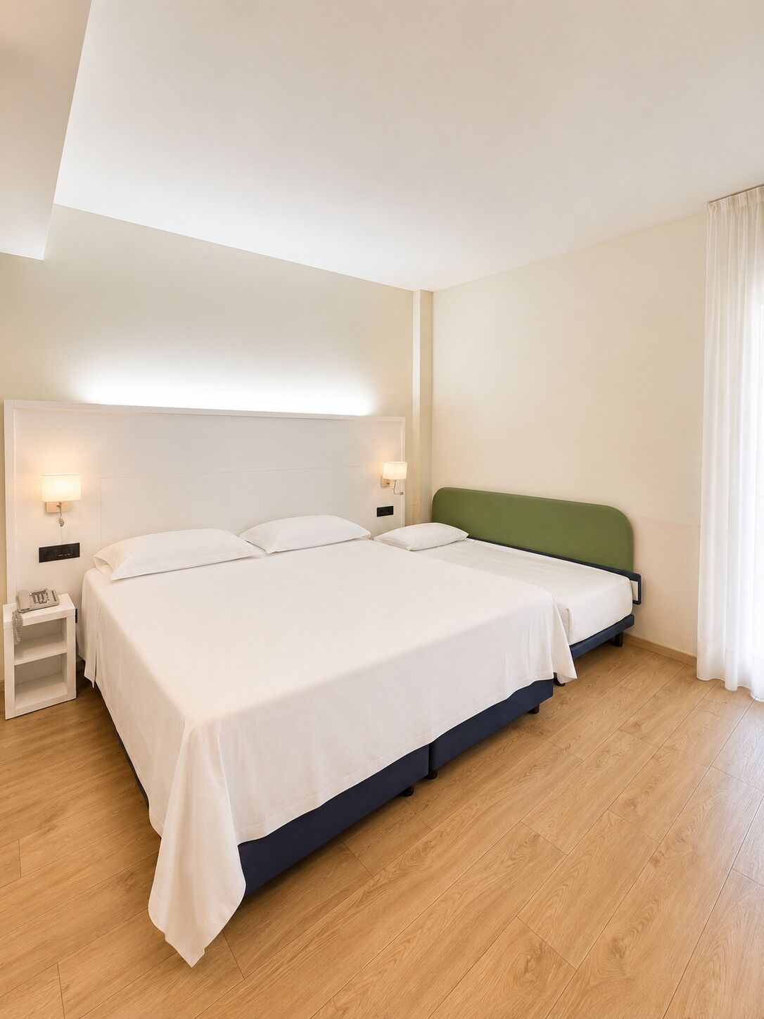 Quarto Quádruplo, adaptado para pessoas com dificuldades de mobilidade | Roupa hipoalergénica, cofre no quarto, secretária 