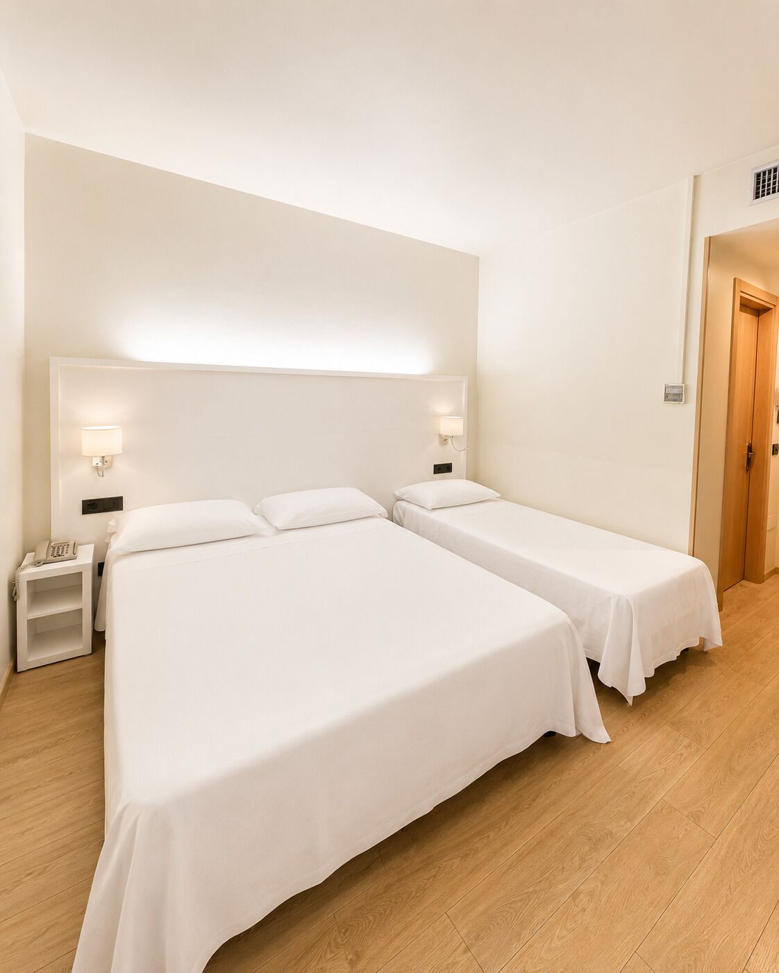 Quarto Triplo Comfort | Roupa hipoalergénica, cofre no quarto, secretária 
