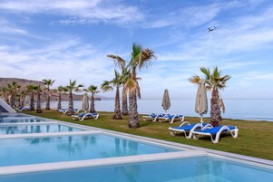 Bungalow Beach Front with Individual Pool | Roupa de alta qualidade, camas de colchão pillowtop, cofre no quarto 