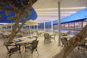 2 restaurantes, com serviço de almoço e jantar; culinária internacional