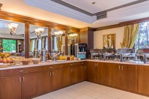 Café da manhã com buffet grátis todos os dias