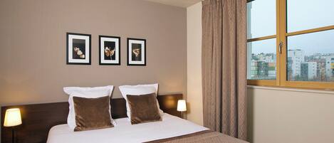 Duplex, Uma cama Queen | Roupas de cama antialérgicas, cofres nos quartos, escrivaninha