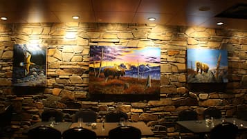 2 restaurantes, pequenos-almoços servidos, cozinha americana