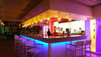 7 bares/lounges, bar molhado, bar ao lado da piscina, bar na praia