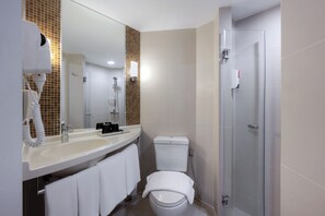 Quarto Twin Superior, 2 camas individuais | Casa de banho | Um polibã, um chuveiro fixo, artigos de higiene ecológicos 