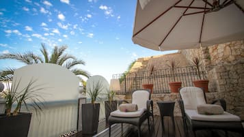 Suíte grand, terraço, vista parcial para o mar | Terraço/pátio