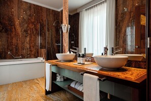Quarto Duplo Superior (Bath with jets) | Casa de banho | Produtos de higiene exclusivos, um secador de cabelo, roupões, chinelos 