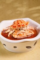 Uma tigela de caranguejo com molho.