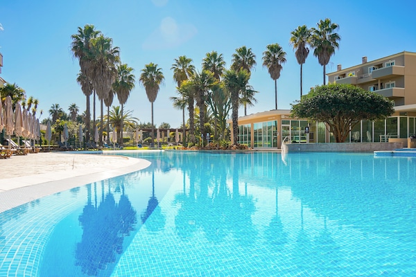 2 piscinas exteriores, guarda-sóis, espreguiçadeiras