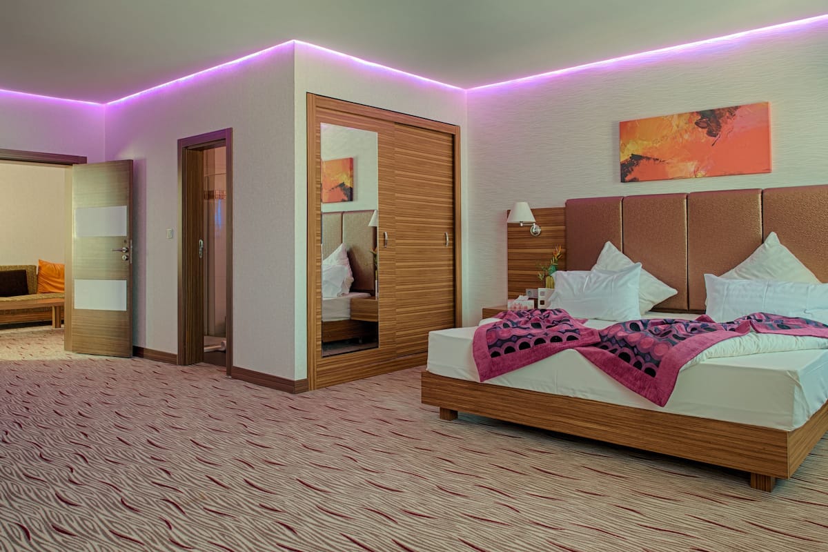 Frigobar, escrivaninha, cortinas blackout, quartos à prova de som