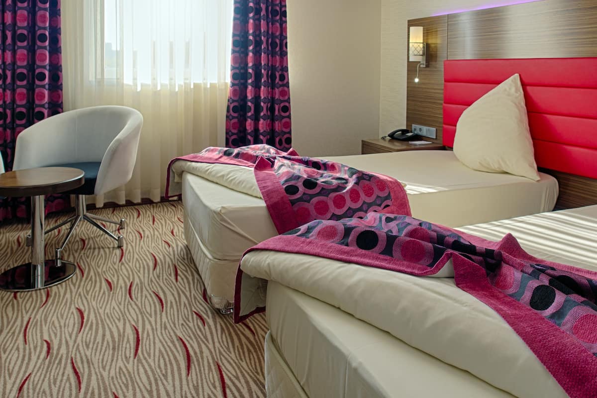 Frigobar, escrivaninha, cortinas blackout, quartos à prova de som