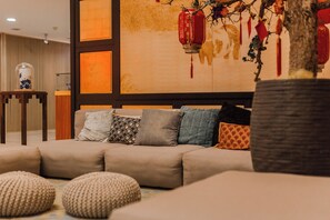 Área de estar no saguão