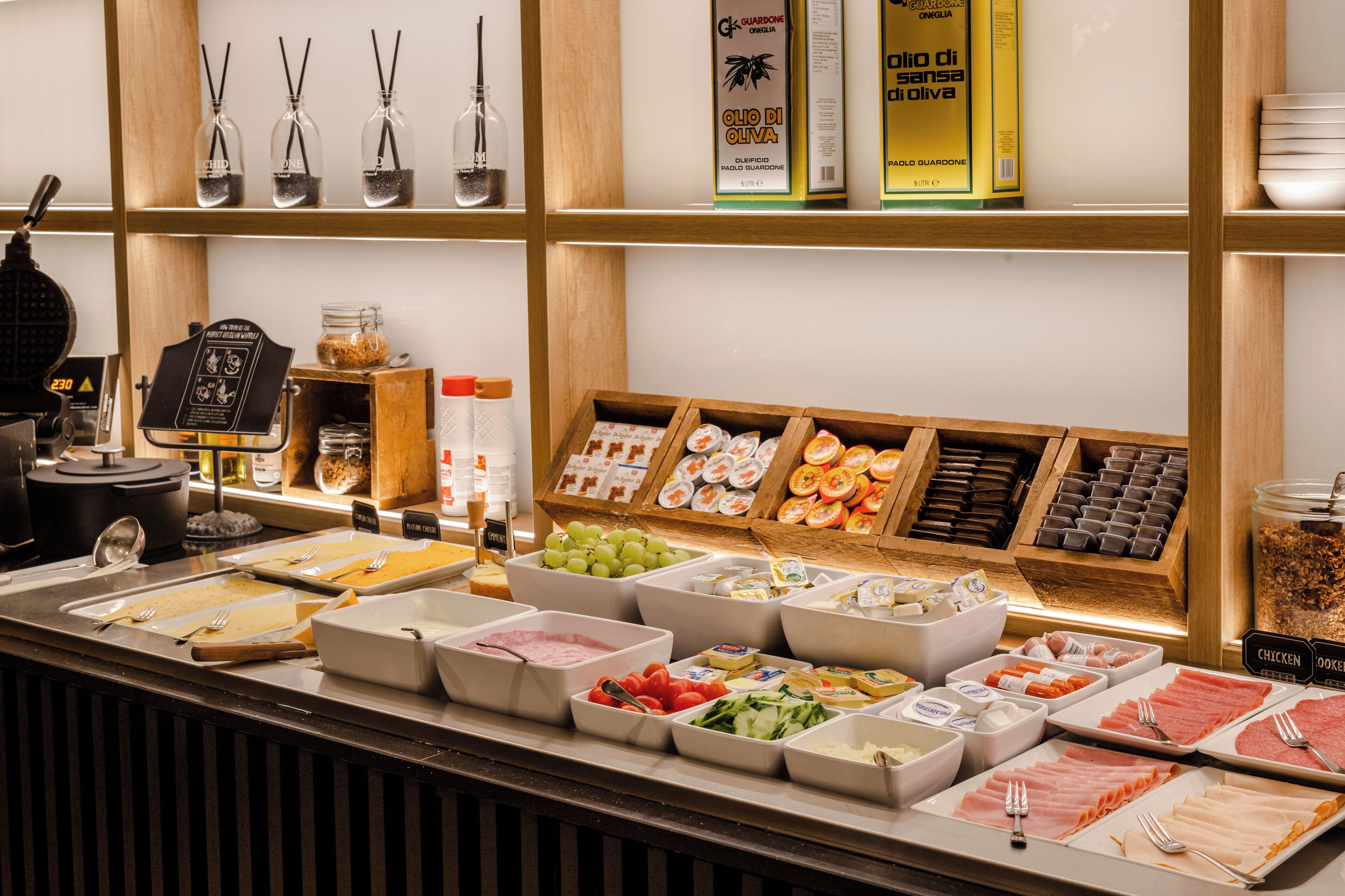 Buffet com diversos alimentos e acompanhamentos.